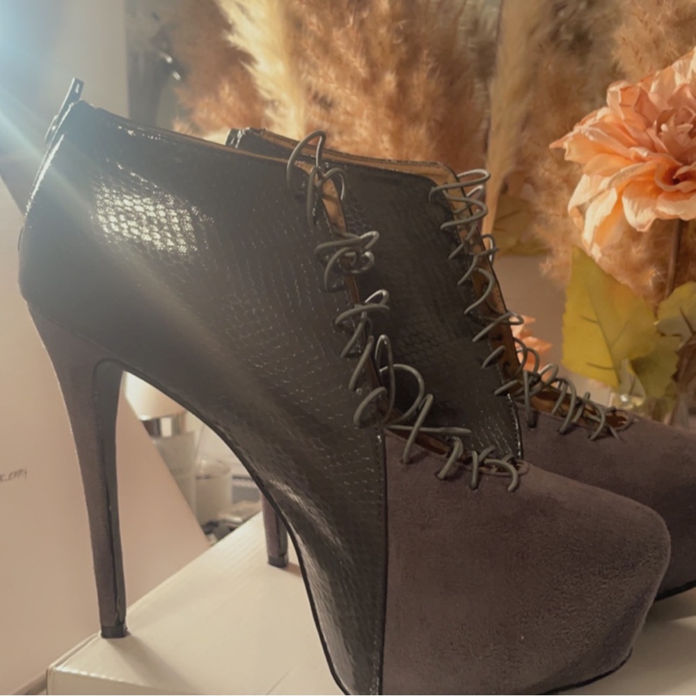 5 Inch Heel With 1 1/2 Platform. - Gem